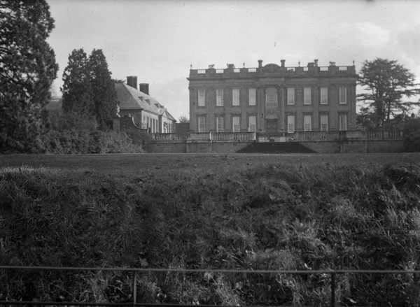 Photograph of Easton Neston House in Easton Neston, Northamptonshire ...