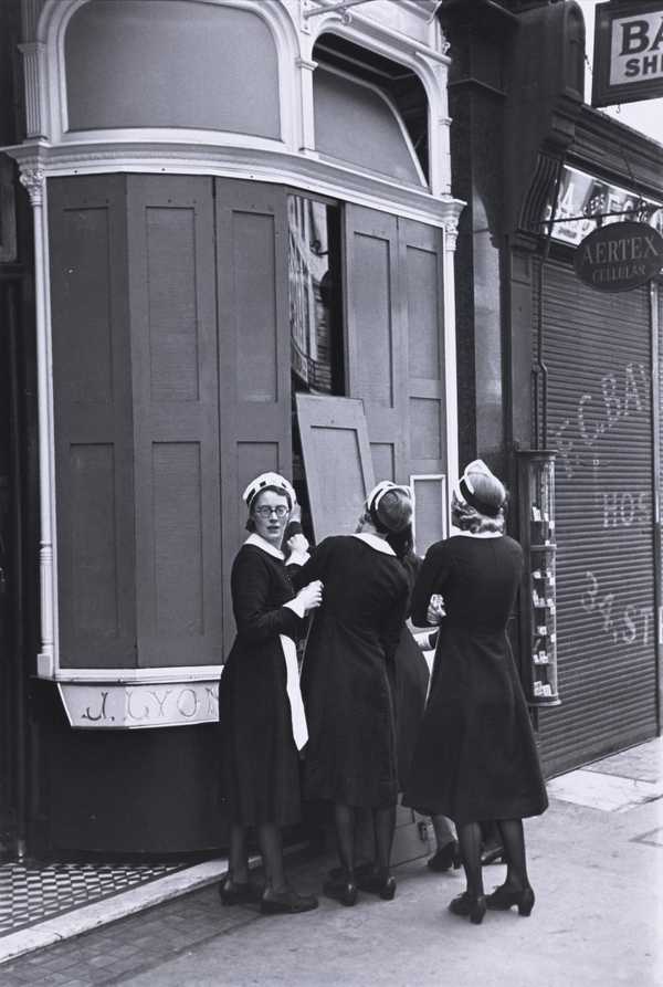 ‘Lyons Nippies, London‘, George Rodger, 1940, printed 1990 | Tate