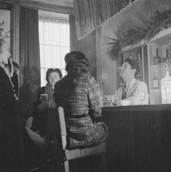 Photograph of Isabel Lambert (Rawsthorne) and two friends with barman ...