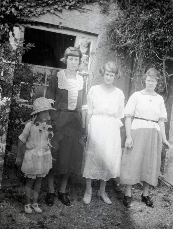 Black and white negative of Angelica Bell, Grace Higgins, aunt Dolly ...