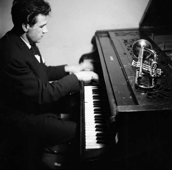 Photograph of a musician performing on piano‘, Nigel Henderson, [c.1949 ...
