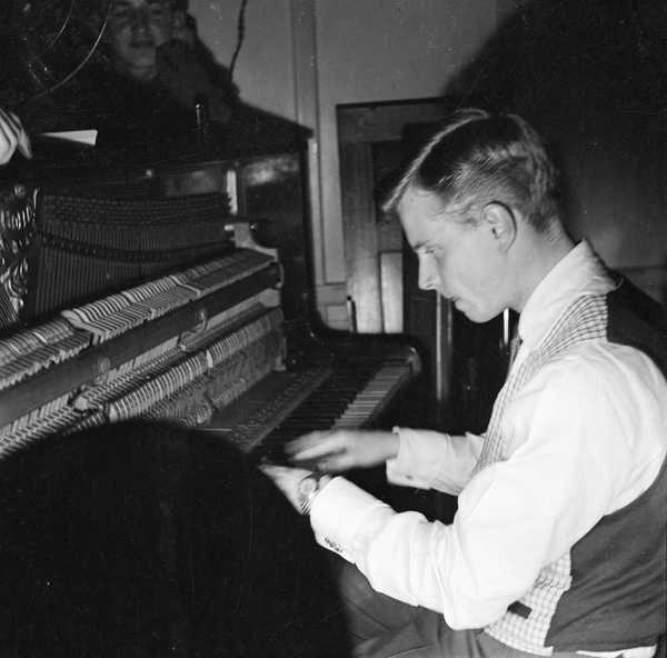 Photograph of a musician performing on piano‘, Nigel Henderson, [c.1949 ...