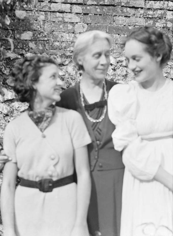 Black and white negative of Eve Younger, Vanessa and Angelica Bell ...