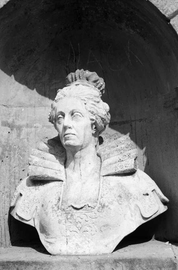 Photograph of the bust of Queen Elizabeth I at the Temple of British ...