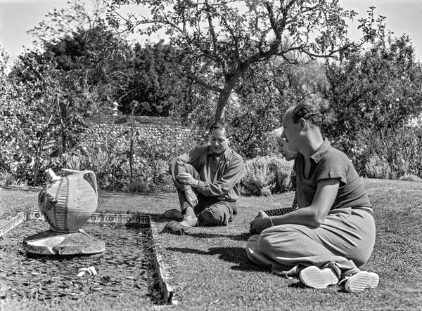 Black and white negative of Angus Davidson, Vanessa Bell and Duncan ...
