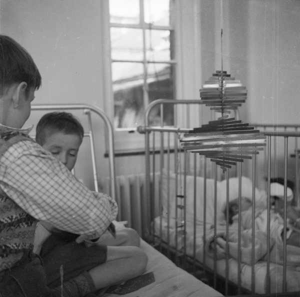 Photograph showing unidentified children in Whittington hospital ...
