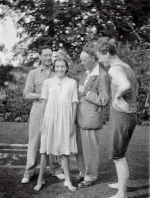 Black and white negative of Duncan Grant, Angelica, Clive and Quentin ...
