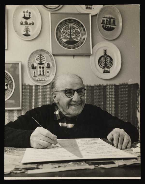 Black and white photograph of Scottie Wilson in his Kilburn flat ...