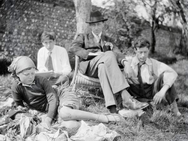 Black and white negative of Julian Bell, Teddy Wolfe, Osbert Sitwell ...