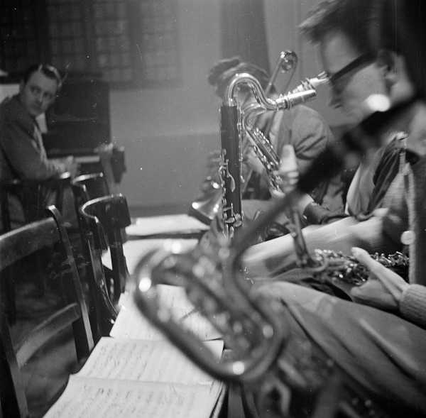 Photograph showing unidentified jazz musicians‘, Nigel Henderson, [c ...