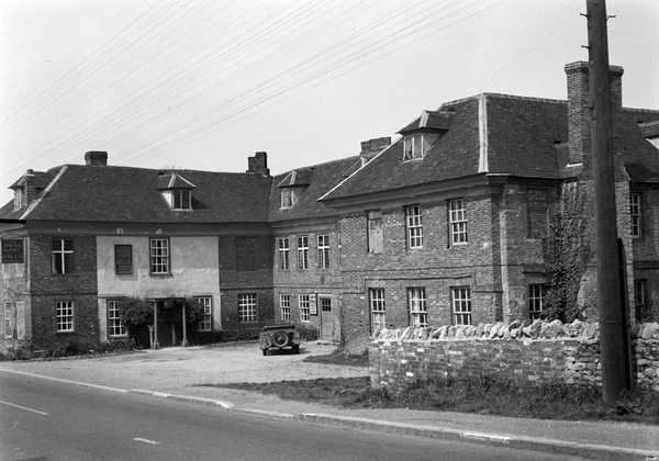 Photograph of the Swan Inn at Tetsworth, Oxfordshire‘, John Piper, [c ...