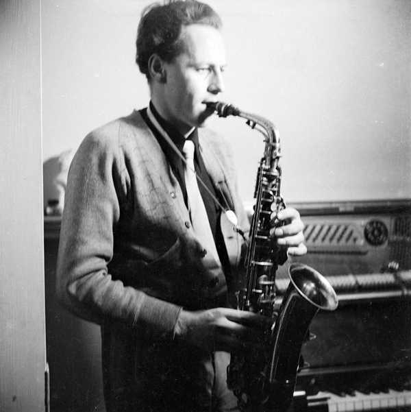 Photograph of a musician performing on saxophone‘, Nigel Henderson, [c ...