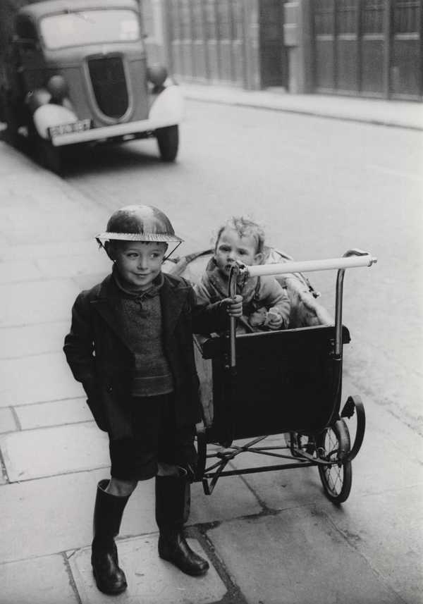 ‘Seen on the street in the East End of London‘, George Rodger, 1940 ...
