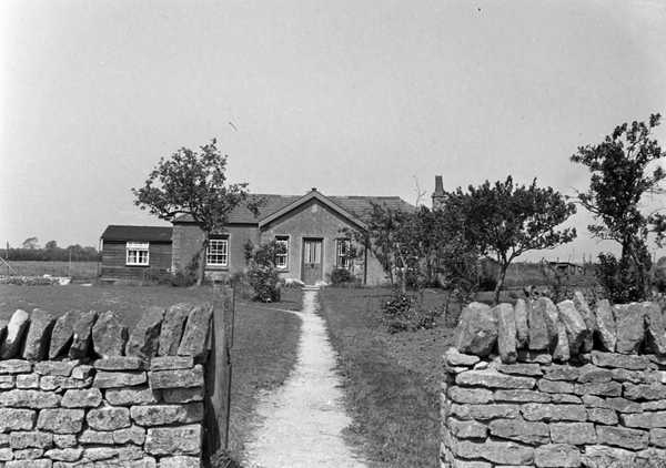 Photograph of a cottage in Minster Lovell, Oxfordshire‘, John Piper, [c ...