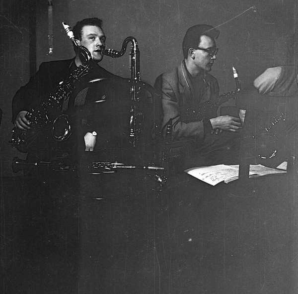 ‘Photograph of two unidentified jazz musicians, performing on ...