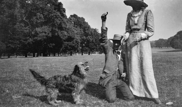 Black and white negative of Duncan Grant and Virginia Woolf with Garth ...