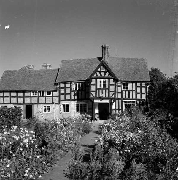 Photograph of Puddleford Farm in Orleton, Worcestershire‘, John Piper ...