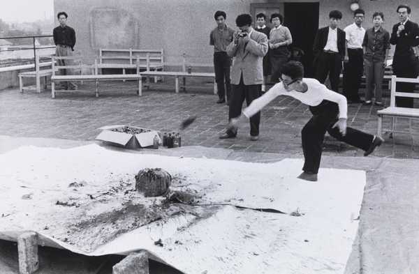 ‘Shimamoto Shozo making a painting by hurling glass bottles of paint ...