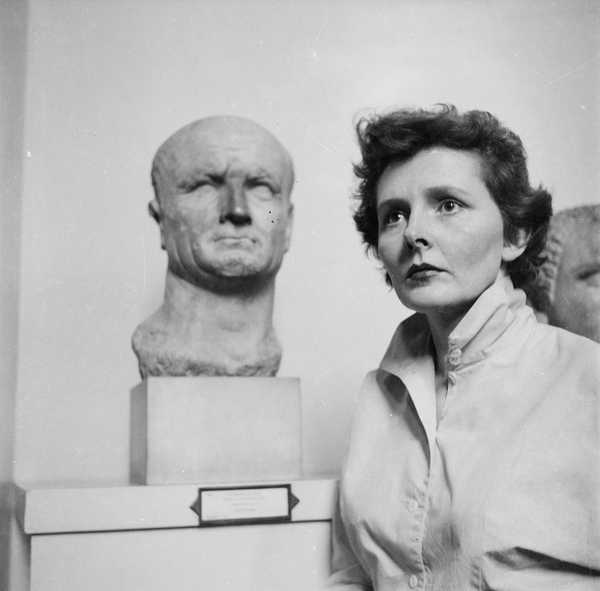 Photograph of Mary Lee Settle next to a sculpture‘, Nigel Henderson ...