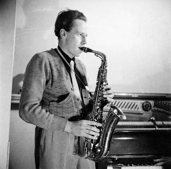 Photograph of a musician performing on saxophone‘, Nigel Henderson, [c ...
