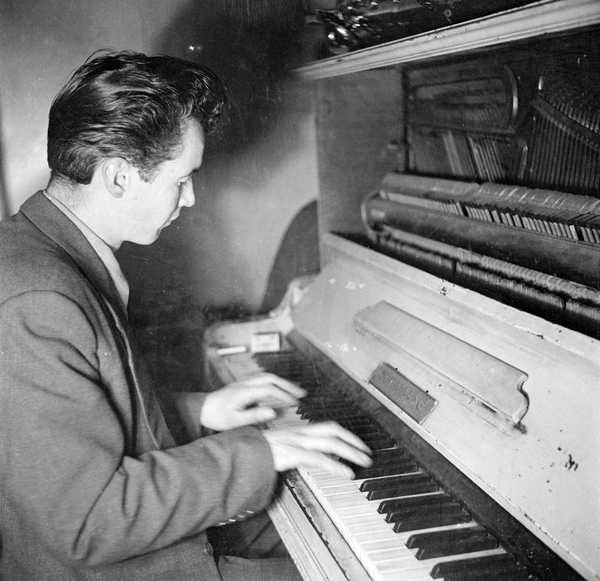Photograph of a musician performing on a piano‘, Nigel Henderson, [c ...