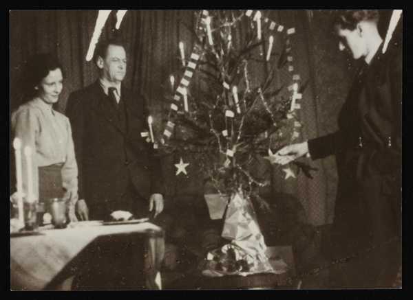 Photograph of Edith Thomas, Kurt Schwitters and Gert Strindberg at ...